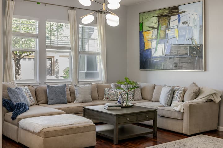 *New* Reno Retreat | 72” Tv | Office | Patio Views - Reno, NV