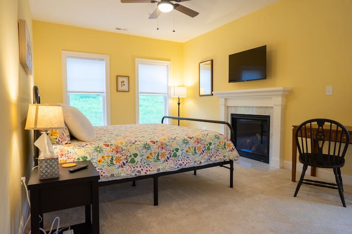 Meadow View - Deluxe King Suite - Columbia, MD