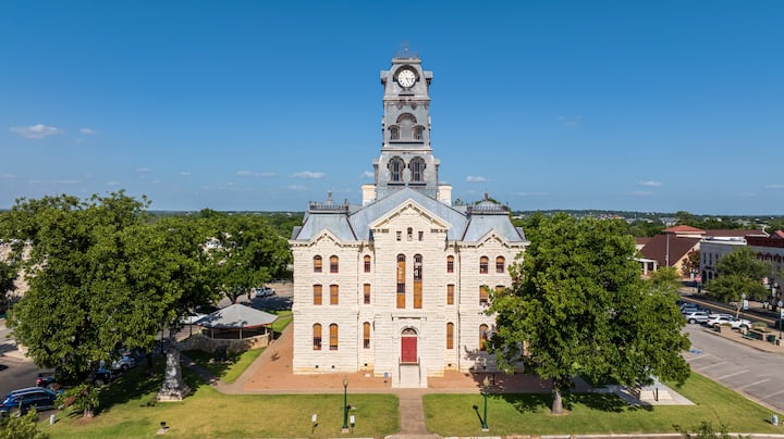 Houston St. Hideaway - Apartment A - Granbury, TX