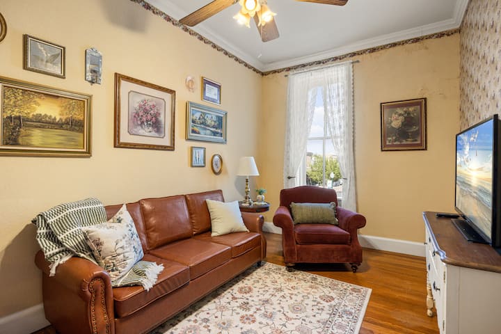 Houston St. Hideaway - Apartment A - Granbury, TX