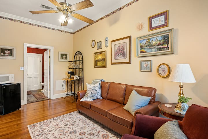 Houston St. Hideaway - Apartment A - Granbury, TX