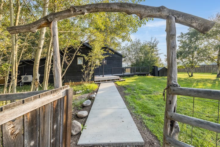 Black Bear Bungalow W/hot Tub! - Big Bear Lake, Montana