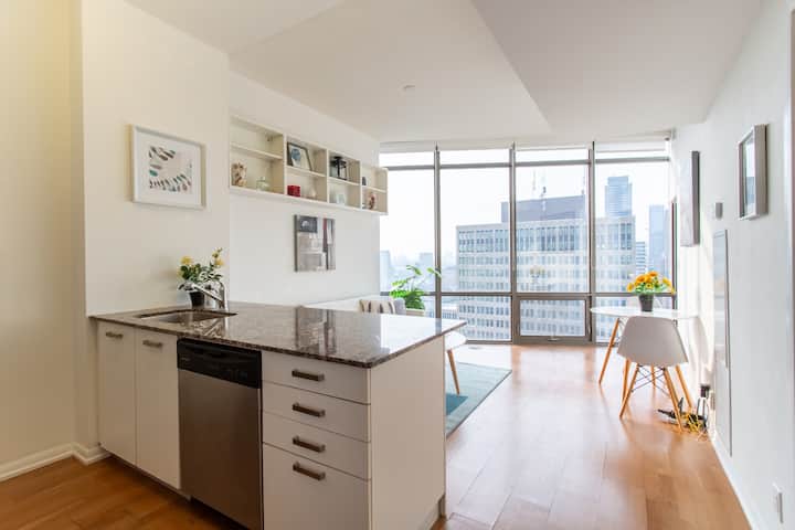 Luxe Cozy Downtown 1br Condo W/views&free Parking - Toronto