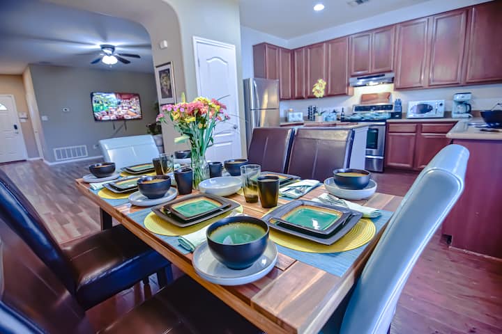 Chic Retro Bungalow | Mins To Dt - Pflugerville, TX