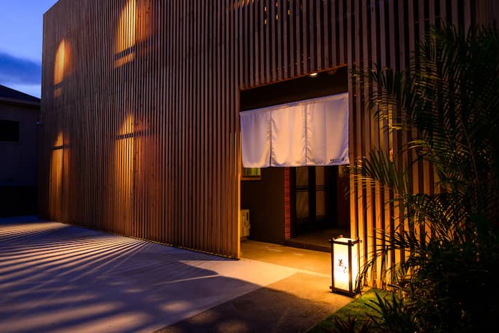 【露天ジャグジー＆檜風呂】おんなの駅車5分！市場グルメと檜風呂を楽しむ和モダンヴィラ/最大12名 - Okinawa