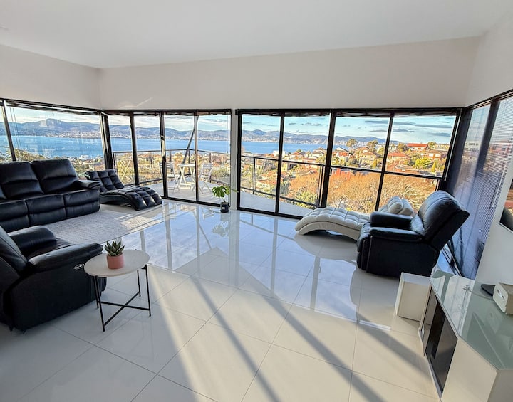 Luxury Sea View | Family Retreat In Sandy Bay - Hobart