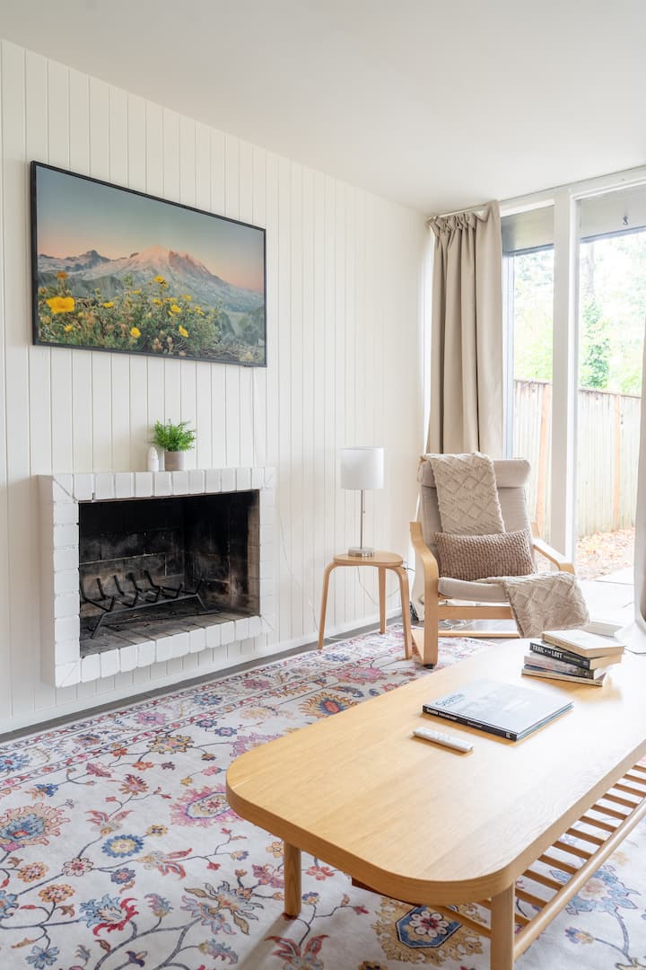 Bright Modern 1br | Huge Patio + Firepit + Parking - Seattle, WA