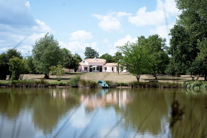 Ô Repos De L’étang, Havre De Paix Au Bord De L’eau - Chantonnay