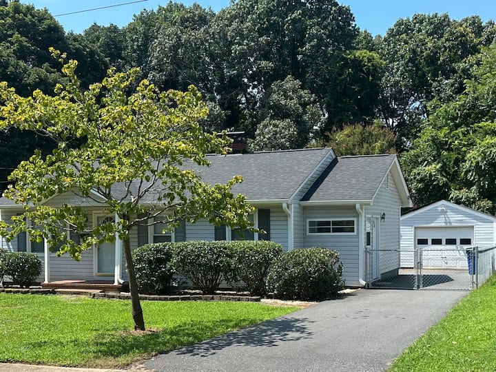 Cozy Stay Near Dt | Deck + Yard - Winston-Salem, NC