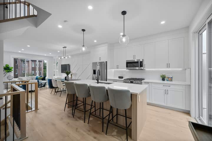 Luxury 4br Home W/arcade, King Bed And Dbl Garage - Calgary