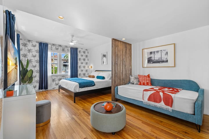 #01 Kingsizebed Steps>beach *Freecarspace Petsok - Miami Beach, FL