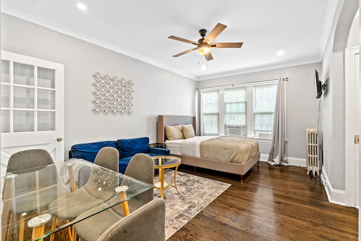 1br Near Wrigley & Metra Train - Chicago