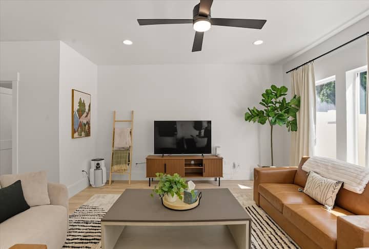 Salt Lake City Gem
5 Beds/3.5 Bath
Ski 30 Mins - Salt Lake City, UT