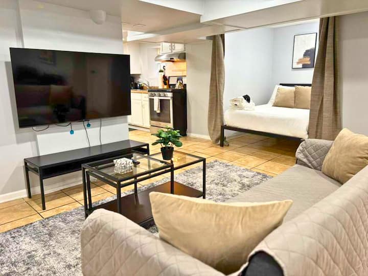 Simple & Furnished 1br Apartment - Chicago, IL