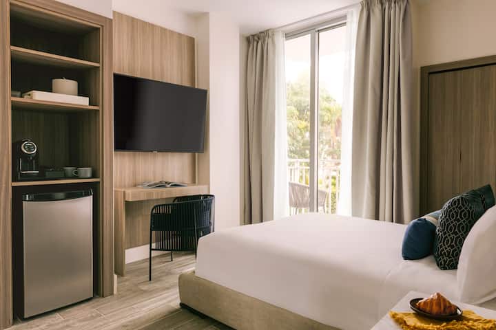 Hillsboro Beach Resort By Kasa | Queen Room - Pompano Beach, FL