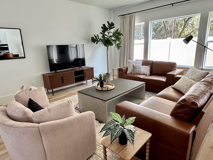 2x Unit! Perfect For Large Groups! 24+ Ppl, 11 Bed - Salt Lake City, UT