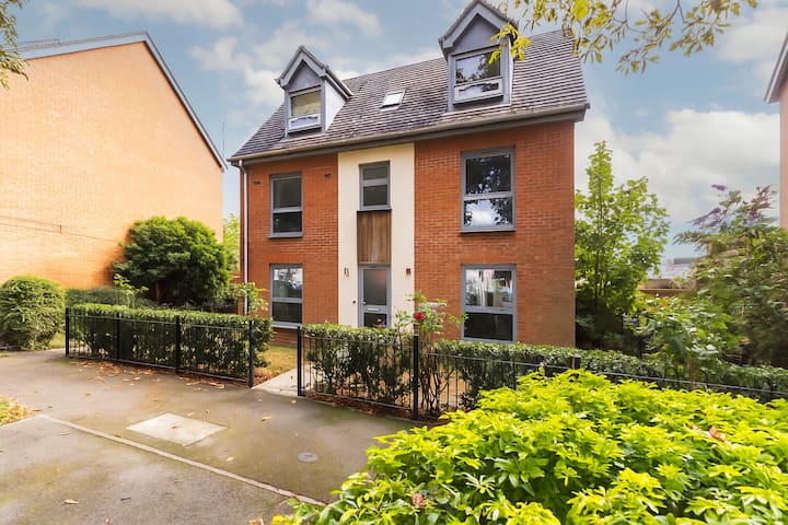 Stunning & Bright Home | Driveway | Sleeps 9! - Nottingham