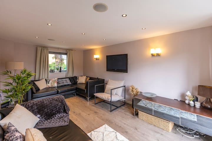 Spacious & Bright Home | Driveway | Sleeps 9! - Nottingham