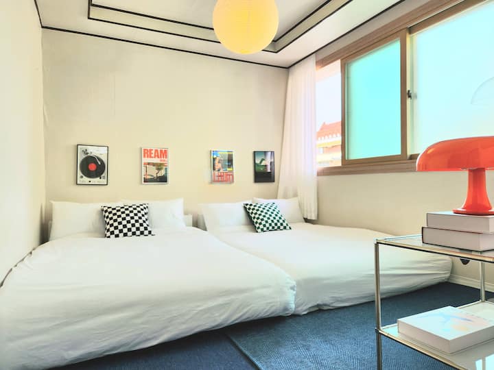 [특가]
#호텔침구#광주중심#미드센츄리#퀸침대3개#이마트신세계.광주역5분#미리짐보관 - Naju-si