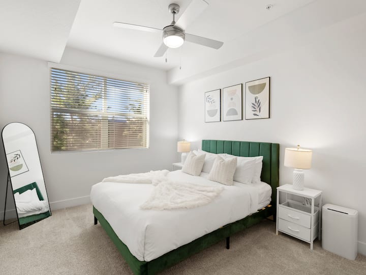 Stylish And Cozy In Slc | Free Parking, Pool & Gym - Salt Lake City, UT