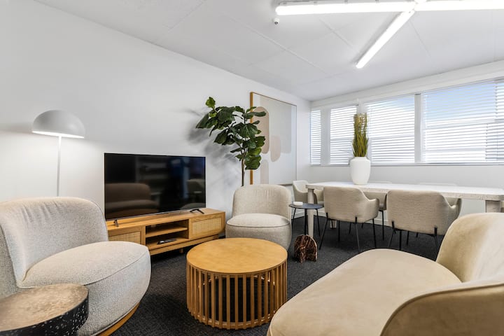 Relax, Work, Park – Your Ideal Airport Base - Auckland