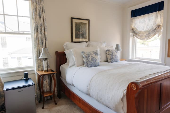 Downtown Fredericksburg Inn: A Warm, Homey Escape - Fredericksburg, VA