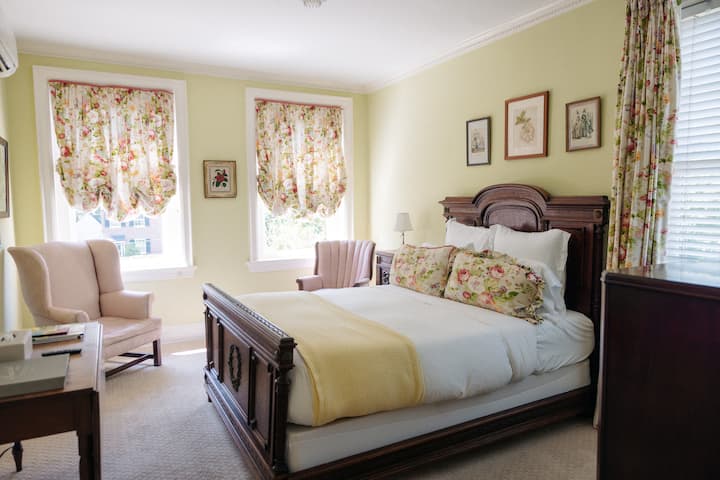 Soft & Sunlit Downtown Stay | Breakfast Included - Fredericksburg, VA