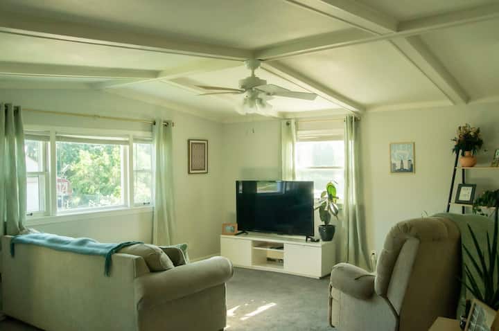 Cute & Cozy 2br | Perfect For Families & Toddlers - Omaha, NE