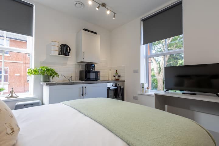 Bright Studio, Parking, Kitchen - Derby, UK