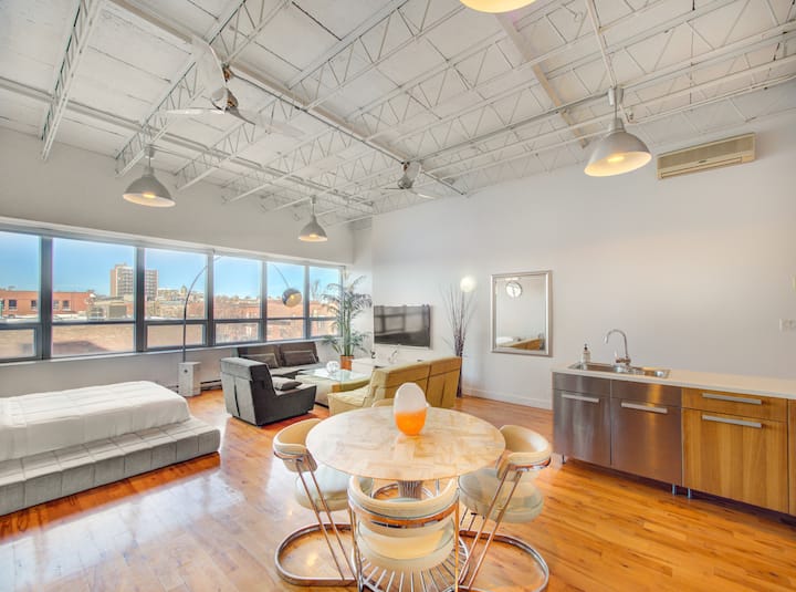 Fabulous City Loft On St Laurent | Free Parking - Laval, Canada