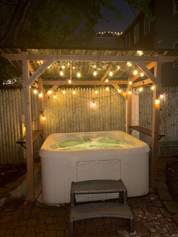 Southie Condo With Hot Tub - Boston, MA