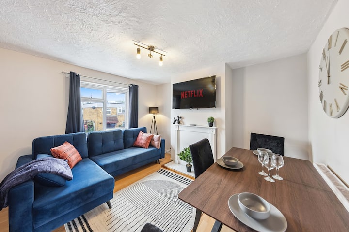 3bed, Sleeps 7 | Tv In Every Room, Garden, Parking - Basildon