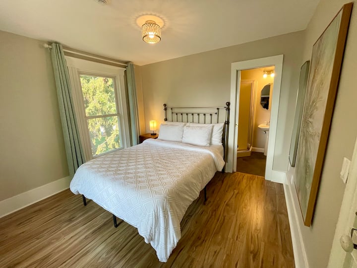 Walk To Lake & Downtown Chelan! Room #5 - Chelan, WA