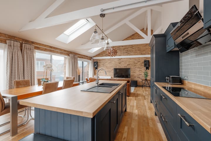 Chalice Close By Grandeur Property - Poole