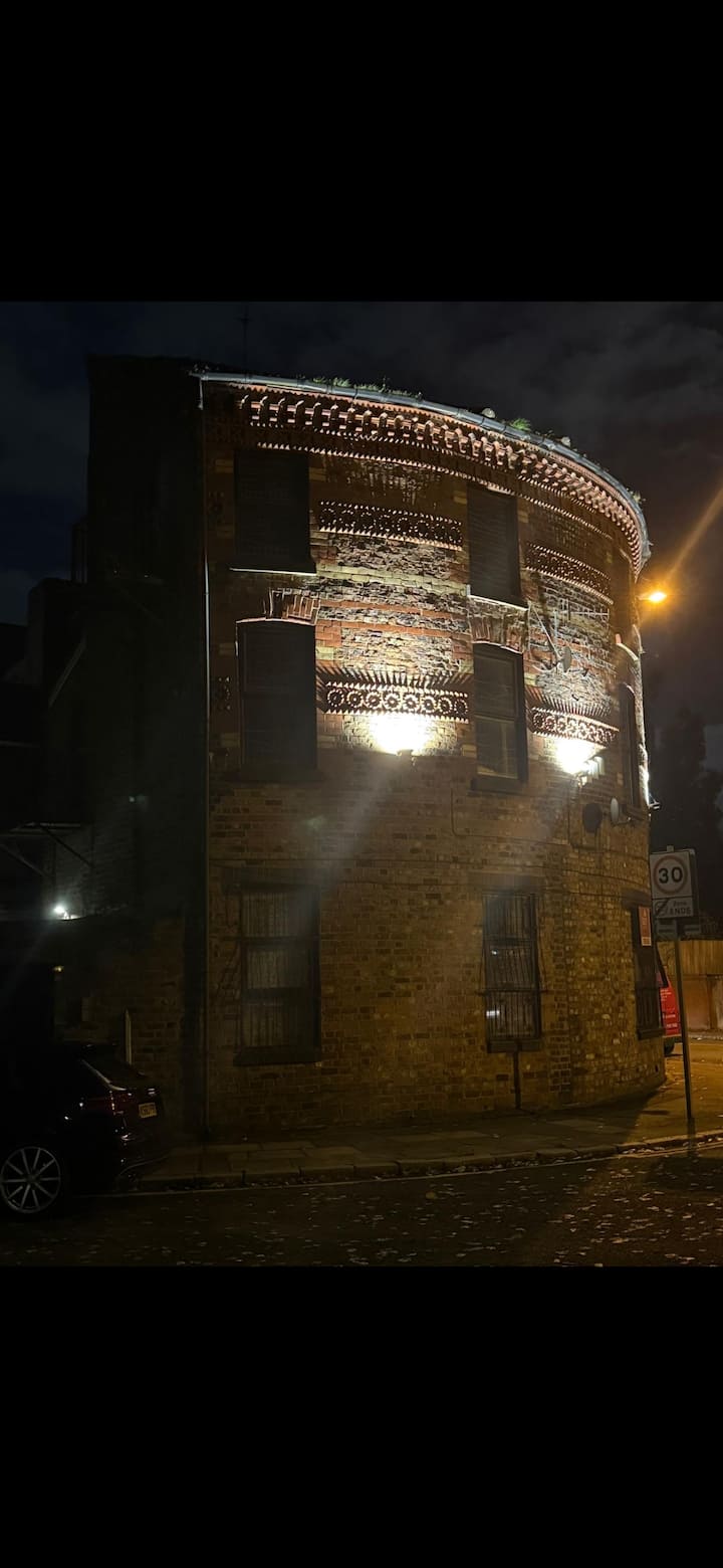 #3 High Ceiling And Lovely Surround - Liverpool