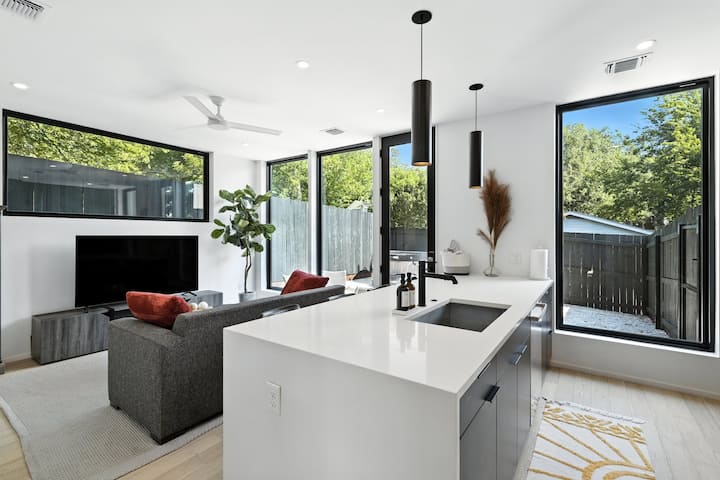 The Lunith Retreat | Stylish Casita W/ Hot Tub - Austin, TX