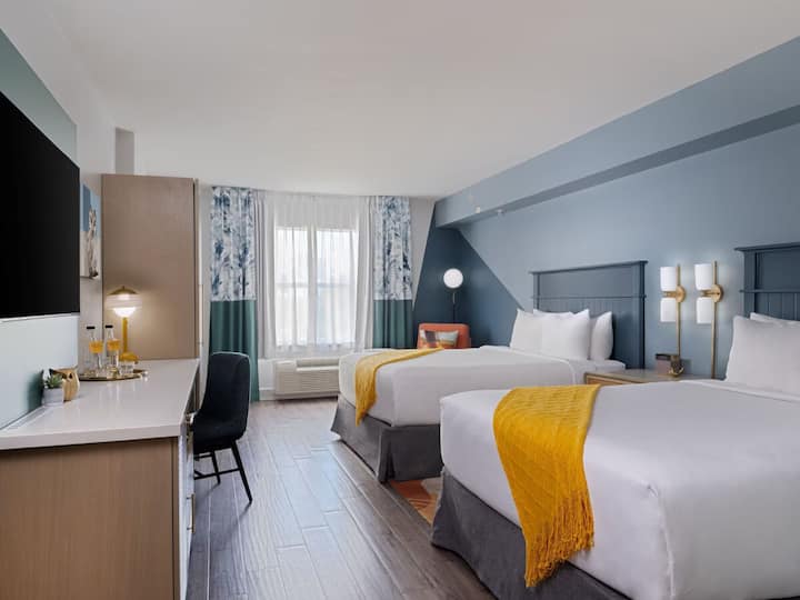 Coastal Chic Double Queen Suite With Pool & Gym - Sarasota, FL
