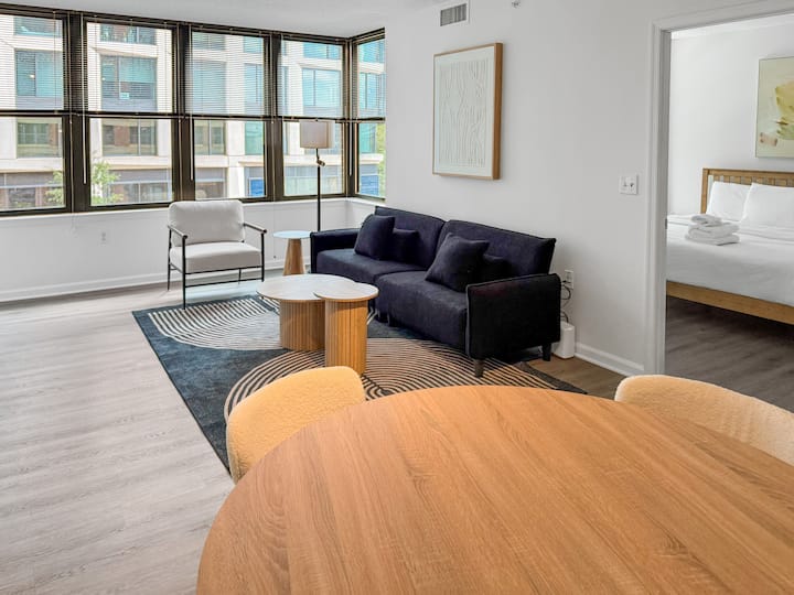Monochrom 2br|2bth Capital Hill | Gym + Metro Walk - Washington, DC