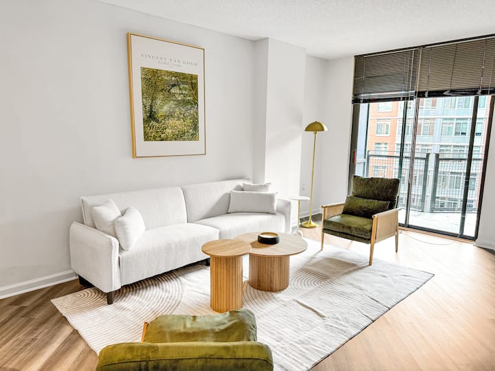 Artistic Calm Vibe 2br | Capitol Views | Gym, Pool - Washington
