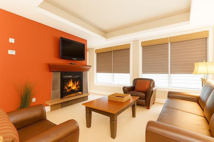 Mountain Bliss | Spacious 2br  W/ Pool & Hot Tub! - Canmore