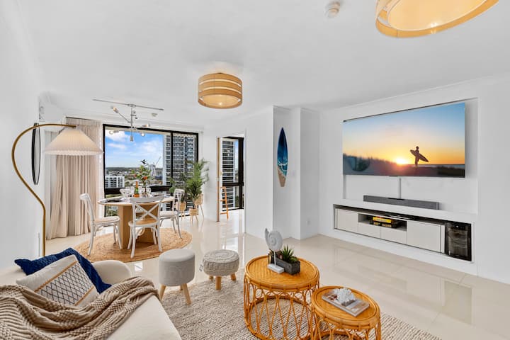 Top Floor W/ Pool & Sauna @Cavill Avenue & Beach - Gold Coast