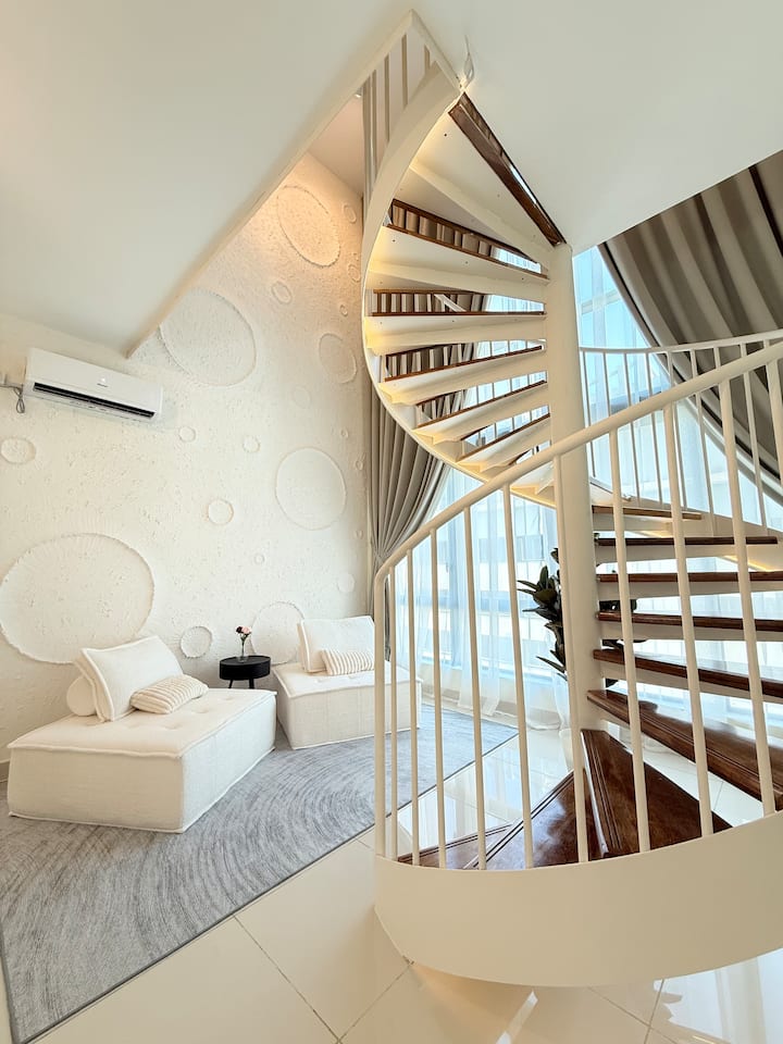 Modern Moon Designed Duplex | 4-6pax | High Floor - Malacca