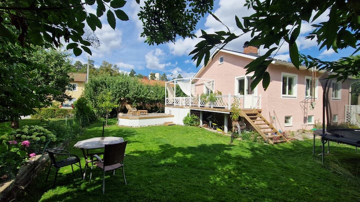 Topprenoverat Hus För Två Familjer I Enskede - Estocolmo