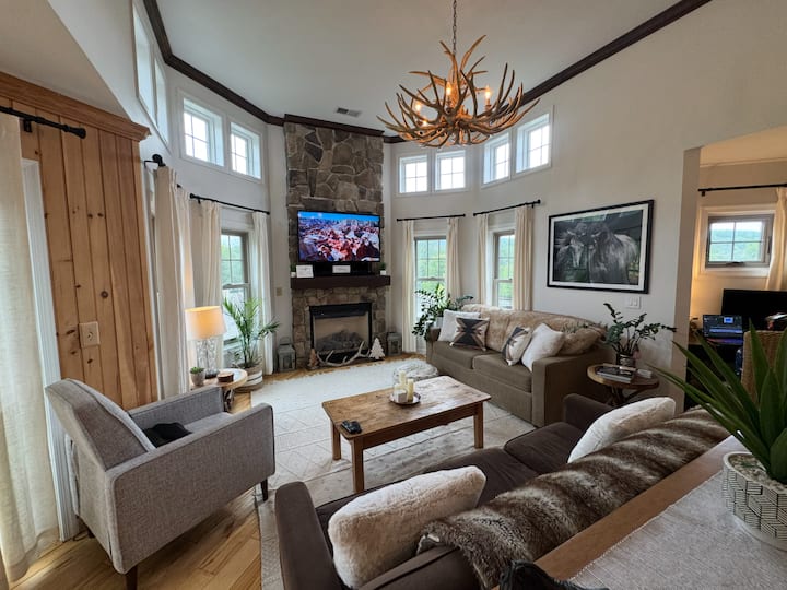 Beautiful Mountain Cabin W/ 3 Br (Pool + Hot Tub) - Colorado River, Vernon Township