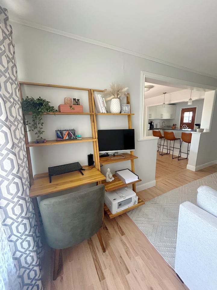Near Stanley Market- Cozy Home With Large Yard - Aurora, CO