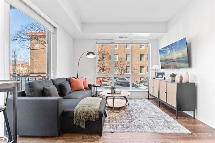 Modern 2br Uptown • Parking + Gym Access - Target Center