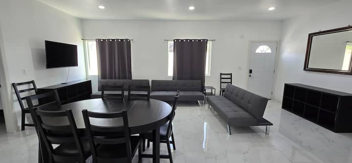 3 Bedrooms, 5 Beds, Sleeps 10 Free Laundry - Riverside, CA