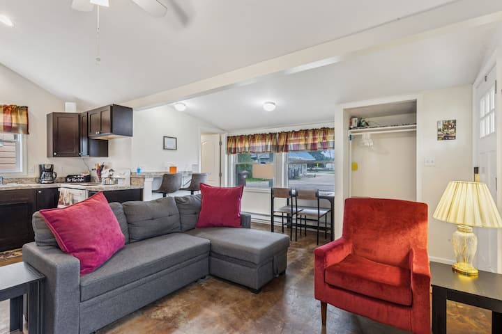 3 Cottages On Gotl Strip • Sleeps 10 • Jacuzzi - Geneva-on-the-Lake, OH