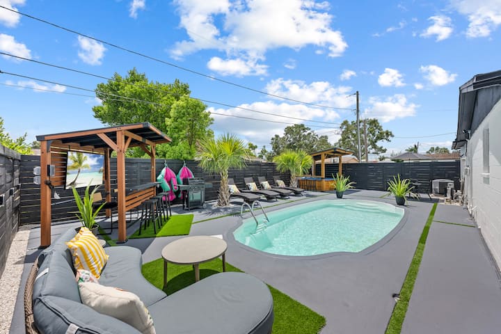 Modern 3br W/ Basketball Court, Pool & Hot Tub - Largo, FL