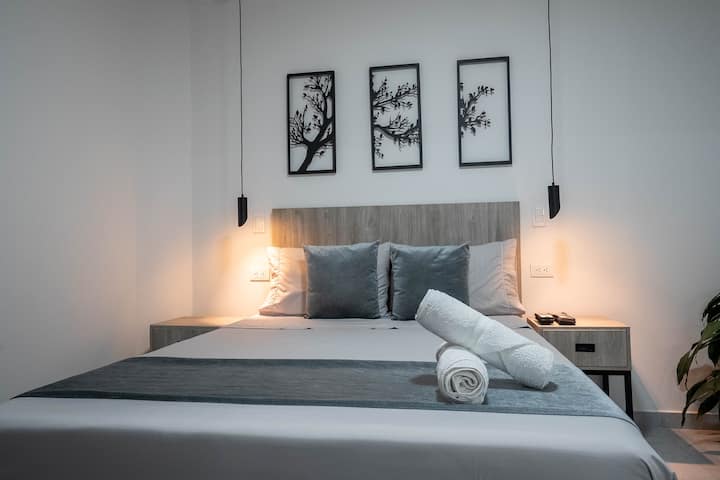 For Executives | Modern Room | Kitchen + Desk - Medellín